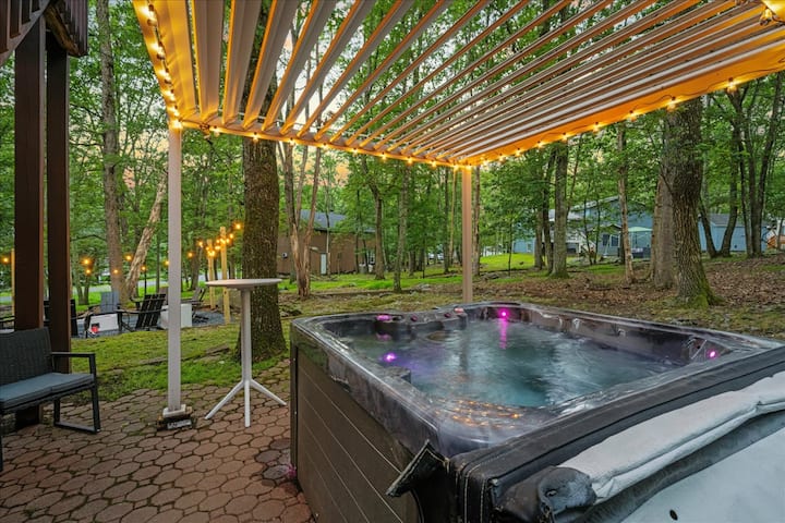 Sleeps 10 Hot Tub Paddle Boards  Arcade Games - East Stroudsburg, PA