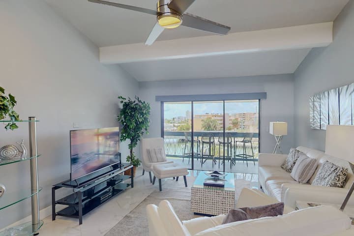 Coastal Condo With Pool & Water Views Near Beach. - Treasure Island, FL