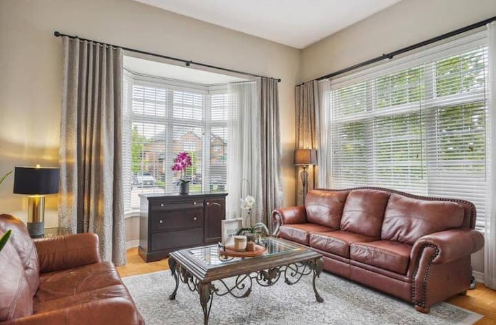 Grand 4br Home W/office Space•15 Min To Airport! - Wet 'n' Wild Toronto