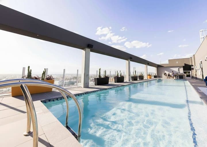 Boulevard Stays Sleek Studio Pool, Gym, & Zero Par - Phoenix-Sky-Harbor Airport (PHX)