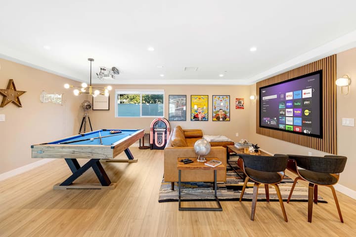 Luxe 4br • Theater • Pool Table • Near Universal - Los Angeles, CA