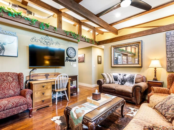 Stockyards Longhorn House | Sleeps 11+ Next Door - Eastwood Avenue – Fort Worth