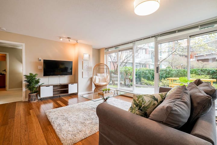Downtown Vancouver Oasis: Patio, Ev Charger & Gym! - Vancouver