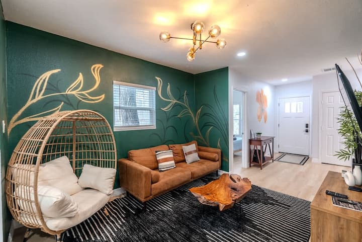 Cozy 6br Oasis | Fire Pit | Sleeps 13 | Near Dt - Houston, TX