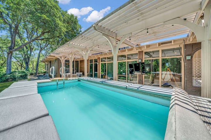 Stylish Austin Escape | Pool | Yard | Sleeps 20 - Austin, TX