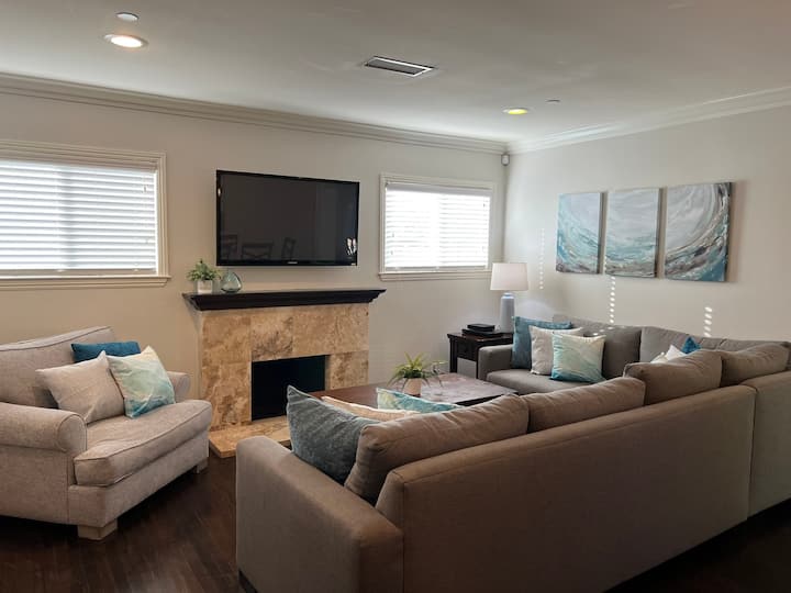 Gorgeous Pool Home: 2 Ensuites; .9 Mi Walk2disney - Anaheim