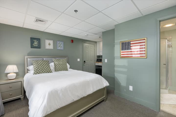 Cozy 1br Suite With Parking! - Newport