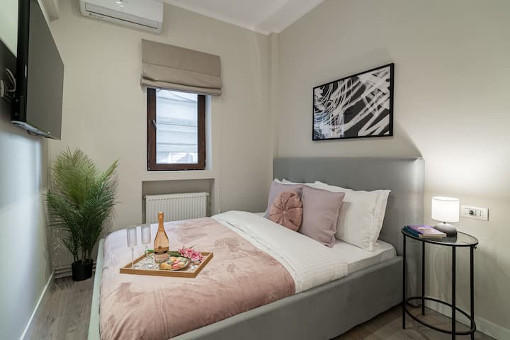 Stylish & Sunny Studios - Steps From Amzei Square - Bucharest