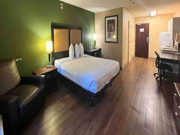 1 Lit Queen | Ns | Cuisine - Germantown, TN