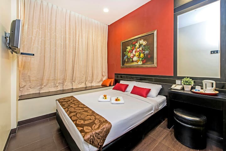 Superior Queen-bed Room In Budget Hotel In Kovan - Singapore