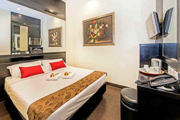 Standard Queen-bed Room In Budget Hotel In Kovan - Singapore