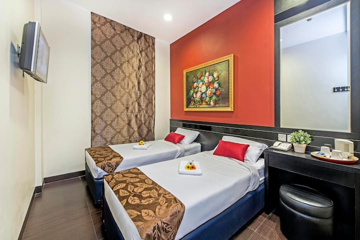Superior Twin-bed Room In Budget Hotel In Kovan - Singapore