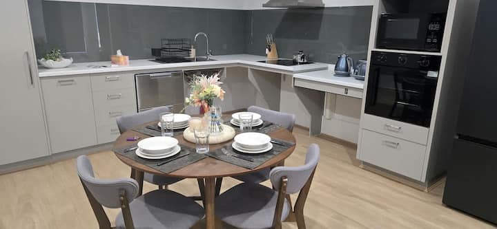 Large Modern Coodanup Home - Mandurah