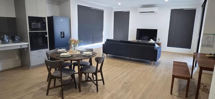 Large Modern Coodanup Home - Mandurah