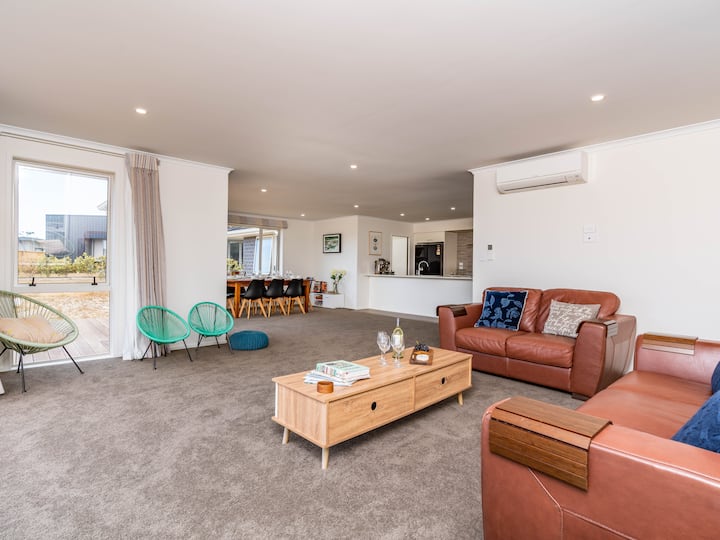 Bach Near The Beach - Mangawhai Heads Holiday Home - Mangawhai