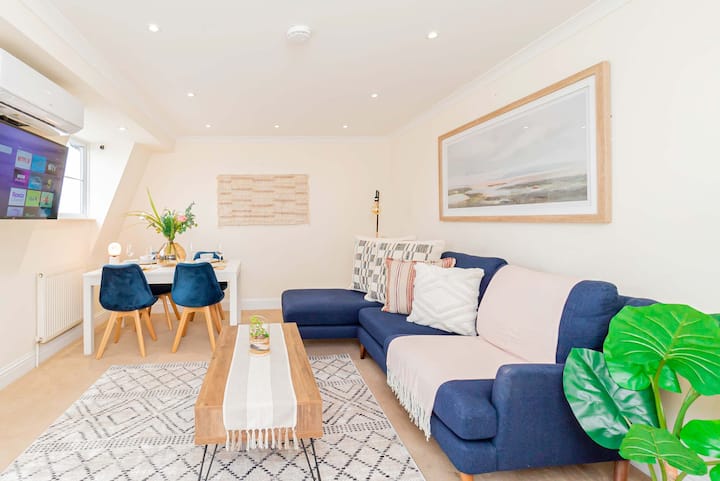 Battersea Park 7 Min Walk • Balcony • Cafés Below - London