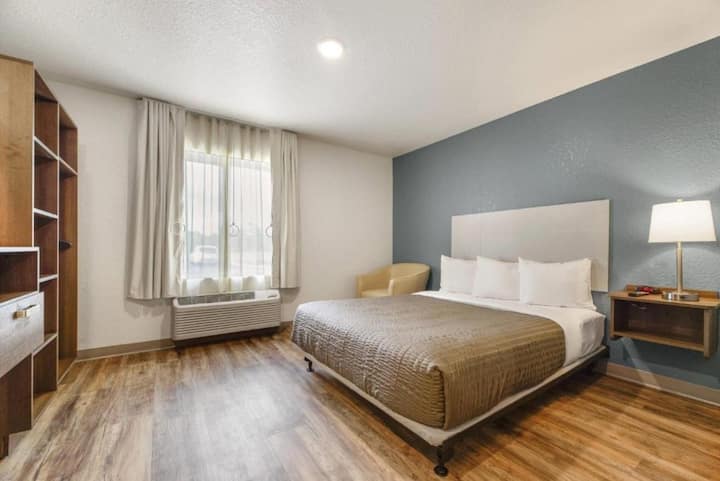 Affordable 3 Room Stay W/ Dining Space Access - Newnan, GA
