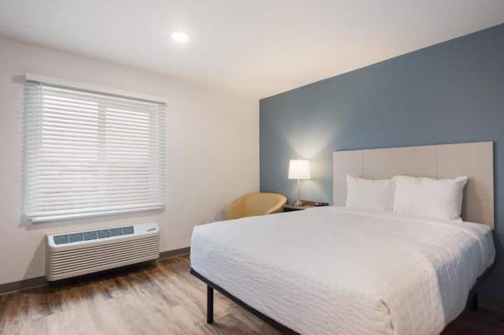 4 Queen Room W/ Fridge – Easy Access Location - Newnan, GA