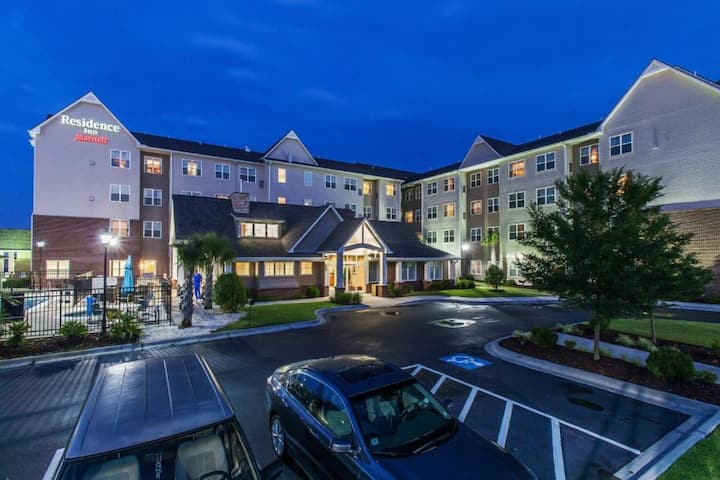 2 Bedroom Suite W/ Kitchen + Free Parking & Pool - South Carolina