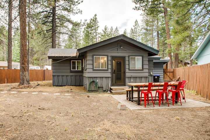 Work & Play! Lake Tahoe Cabin 5 Mi To Heavenly Mtn - South Lake Tahoe, CA