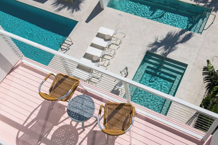 Beach Nearby | Poolside. Bikes + Free Shuttle - Sarasota, FL