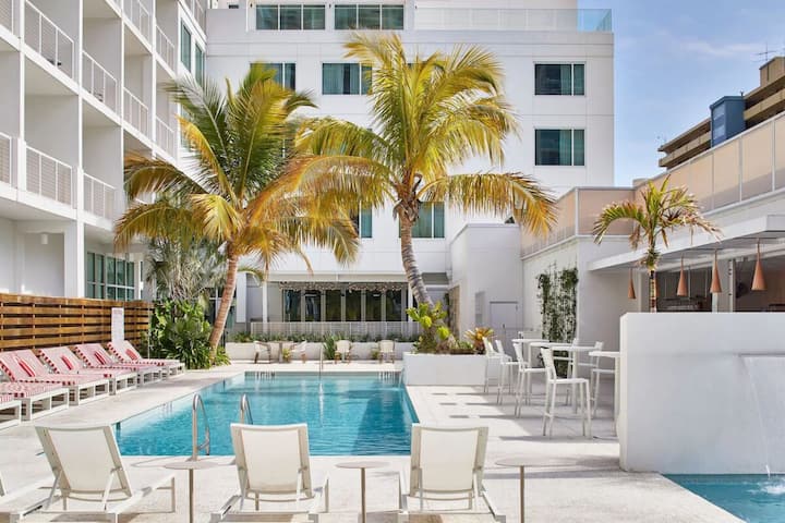 Near Lido Beach | 3 Pools. Pet-friendly + Shuttle - Sarasota, FL