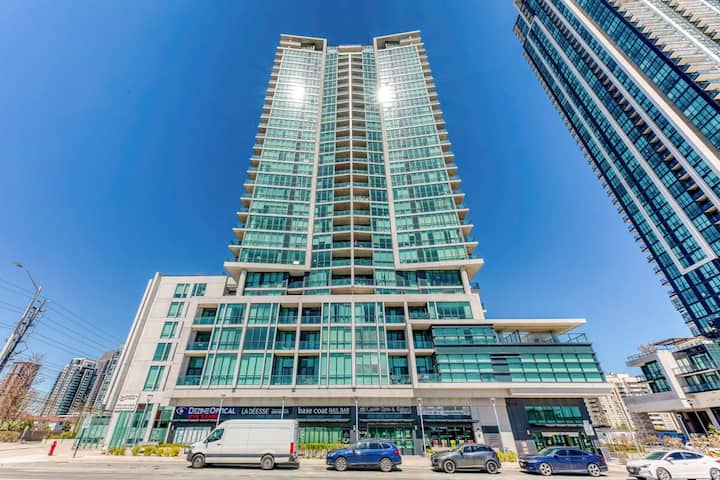 Modern 2 Bedroom Haven Steps From Square One - Mississauga