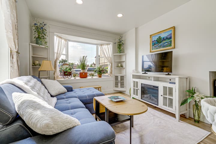 Walk To Beach & Shops: Dtwn Anacortes Apartment! - Anacortes, WA