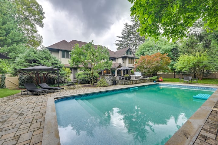 Luxe Longmeadow Estate W/ Private Hot Tub - Springfield, MA