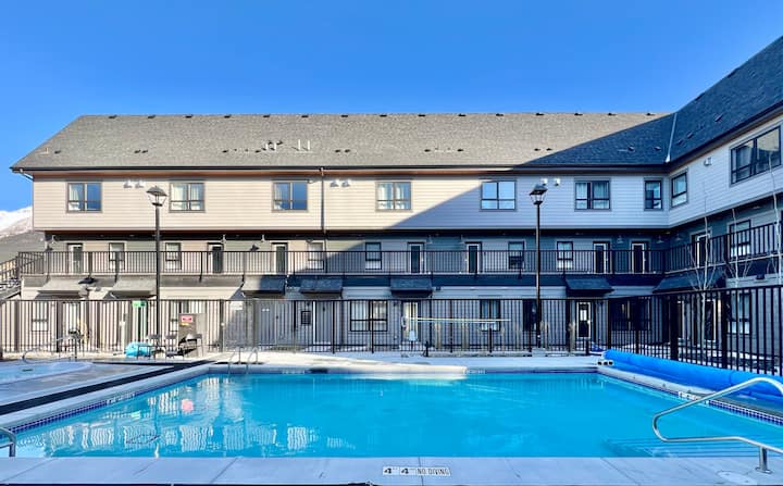 Hotel Style Studio Retreat- Hot Tub, Pool - Canmore