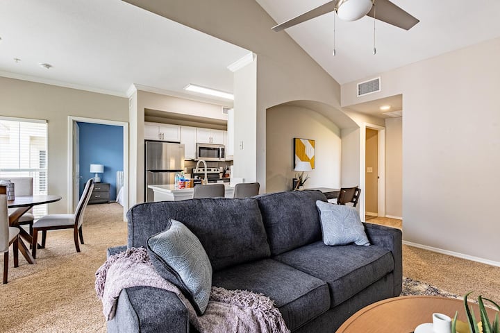 Landing | Spectacular 2bd, Gym - League City, TX