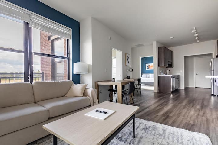 Landing | Stylish 1bd, Gym, Clubhouse - Milwaukee