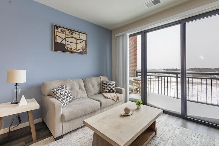 Landing | Stunning 1bd, Clubhouse, Gym - Brookfield, WI