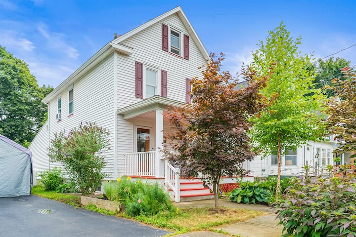 Newly Renovated | Sleeps 8 | Walk To Seneca Lake - Geneva, NY