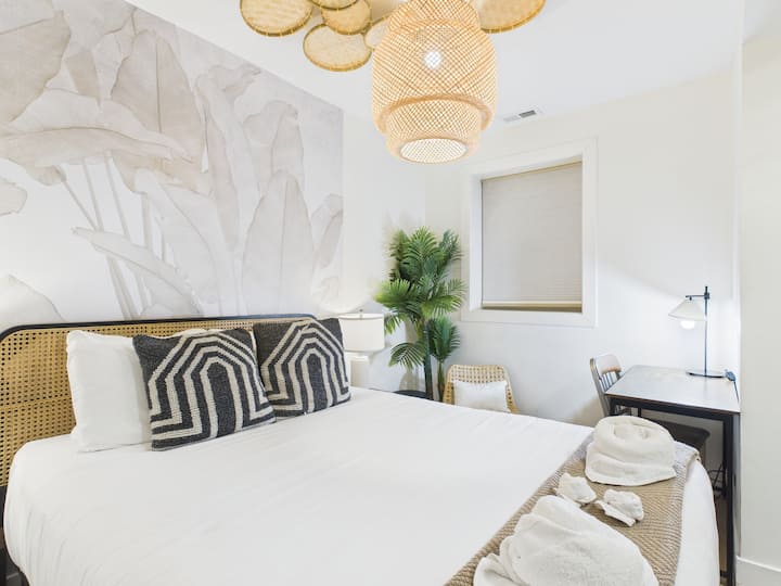 2br | Patio W/ Fire Pit, Free Parking + 5 Gbps - Chicago