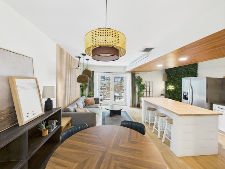 Stylish 2br | Patio Oasis & Free Parking - Chicago, IL