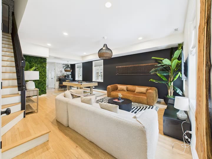 4 Br| 2 Deck + Fire Pit • Pool Table • W/d • 5gbps - Chicago, IL