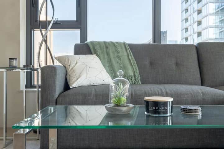 Corner Unit Dt Luxury Highrise Condo - 캘거리