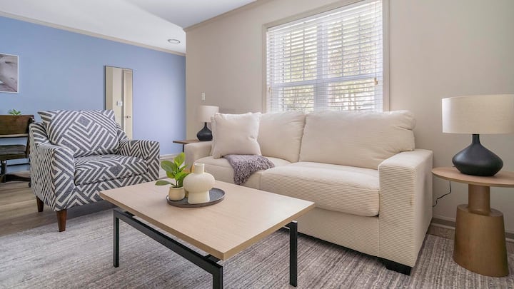 Landing | Beautiful 2bd, Tennis Court, Pool - Raleigh, NC