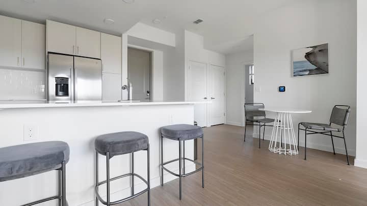 Landing | Spectacular 2bd, Gym, Pool - Fort Myers, FL