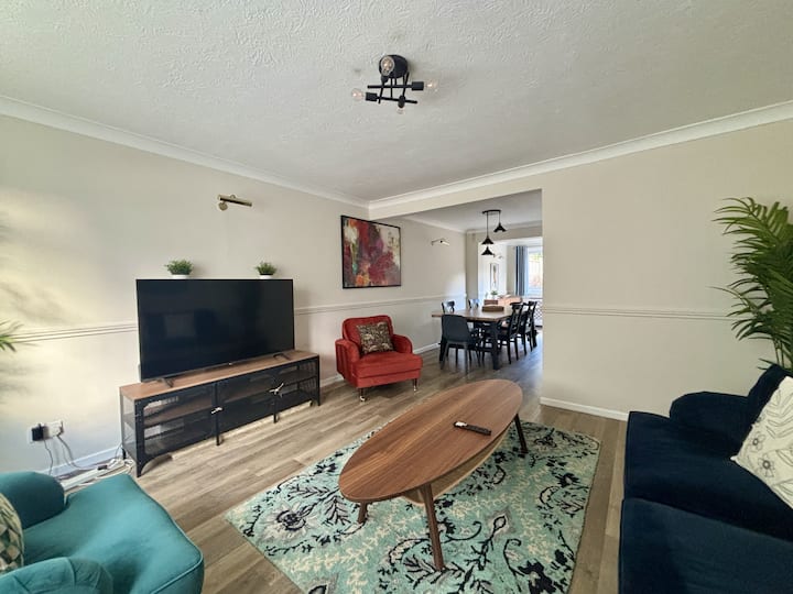 Spacious 5 Bedroom House In Addlestone - Woking