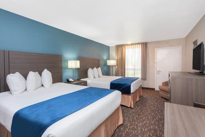 Affordable Stay! Outdoor Pool, Free Breakfast! - Orlando