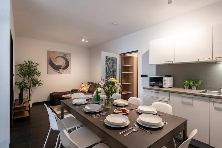 Charming Spacious Apartment With Balcony - Prague