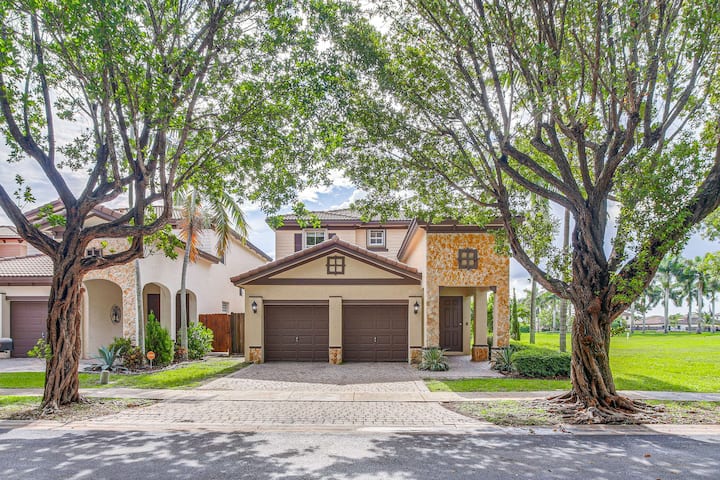 Lake Views: Remote Working Hub In Homestead - Homestead, FL
