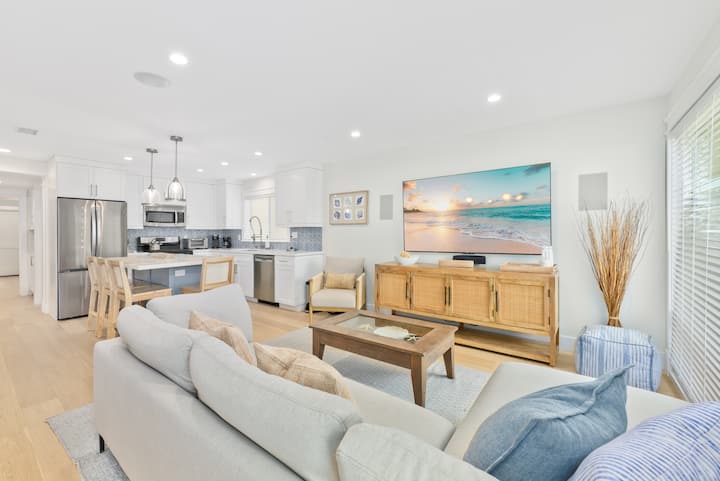 Bright & Beachy Lower Unit – Steps To Balboa Pier - Newport Beach, CA