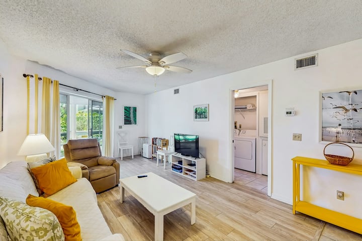 Walk To Beach 2br | Patio | Pool - エッジウォーター, FL