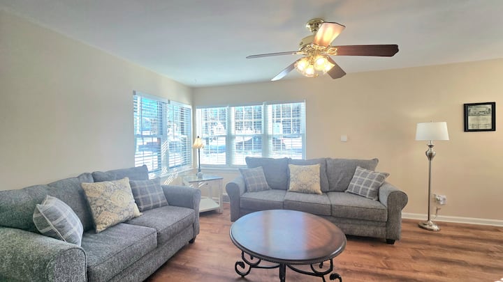 Modern Pet-friendly Townhouse - Youngstown, OH