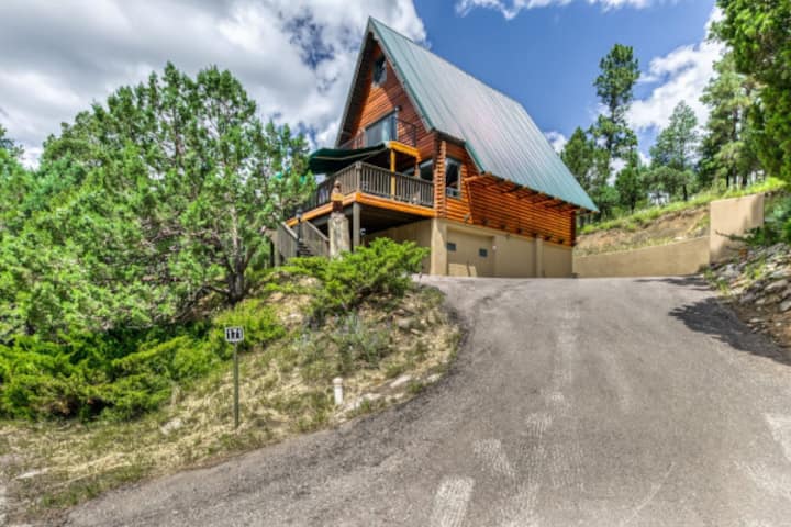4 Bedroom Ski A-frame W/ Hot Tub & Pine Views - Ruidoso, NM