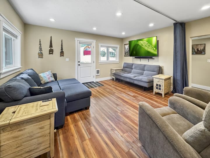 Stylish Stay Near Downtown Cascade - Cascade, ID