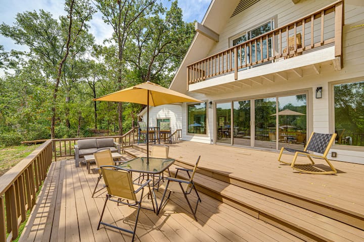 Private Dock: Waterfront Cedar Creek Lake Home - Log Cabin, TX